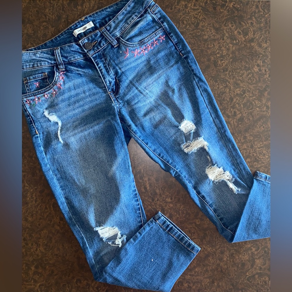Refuge Distressed Capri Jeans With Floral Embroidery … - Gem